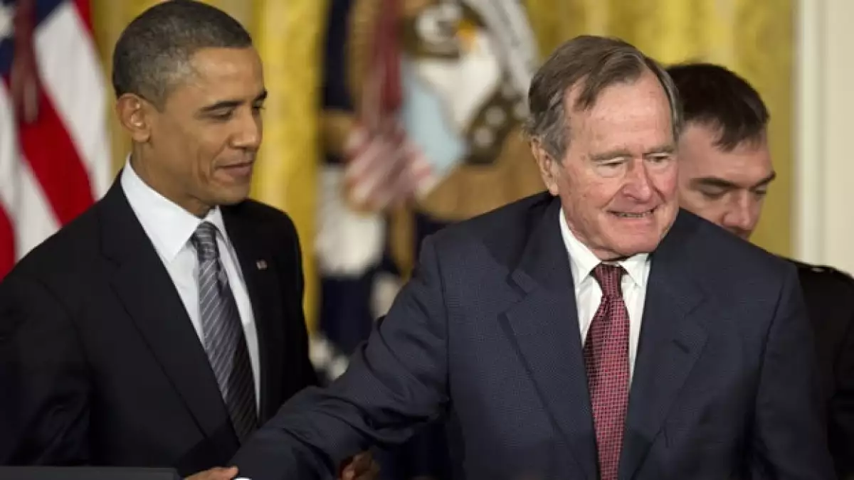 EU condecora a 14 personalidades, entre ellas el ex presidente Bush padre