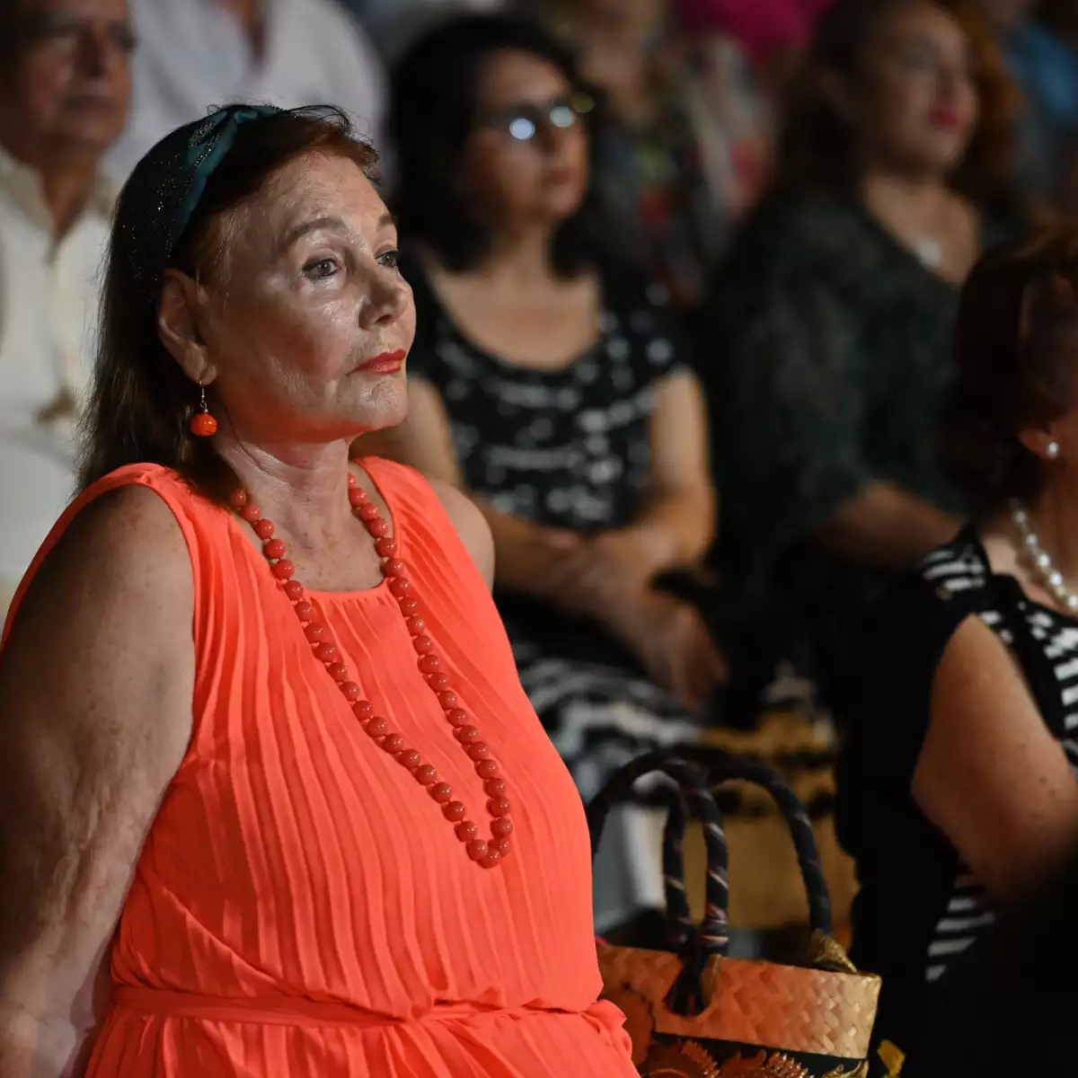 Esther Pliego de Salinas organiza un concierto entre flores