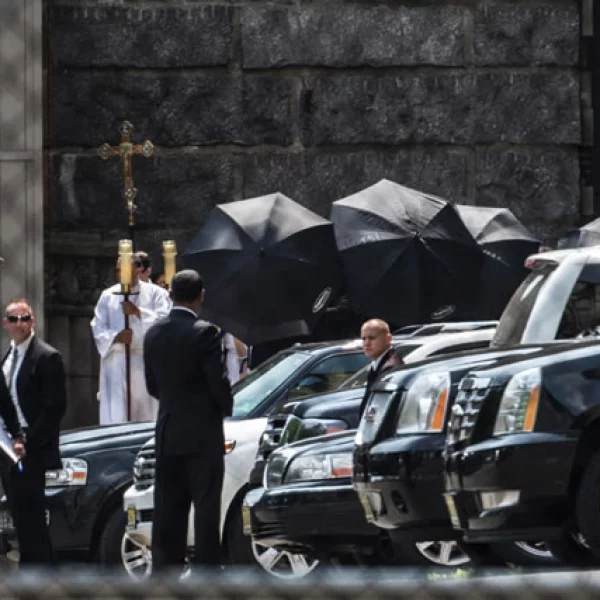 Elenco de `Los Sopranos´ asiste a funeral de James Gandol...