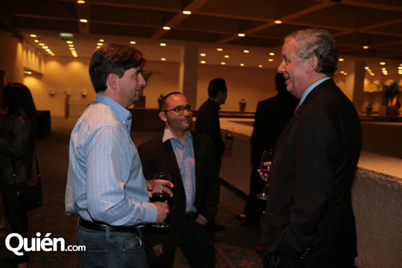 Gina Badenoch convoca a cena en la oscuridad