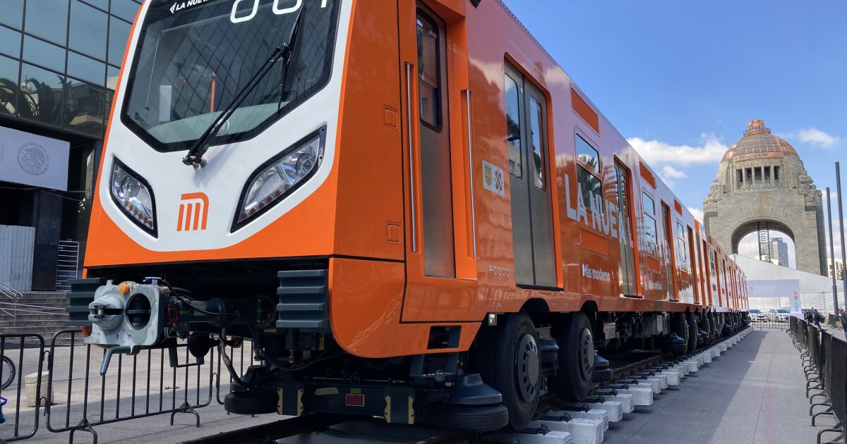 Nuevos vagones del Metro captan visitantes en el Monumento a la Revolución