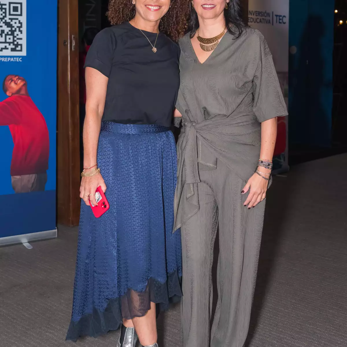 Claudia Ruiz Massieu y Valentina Ortiz Monasterio en el foto Moders