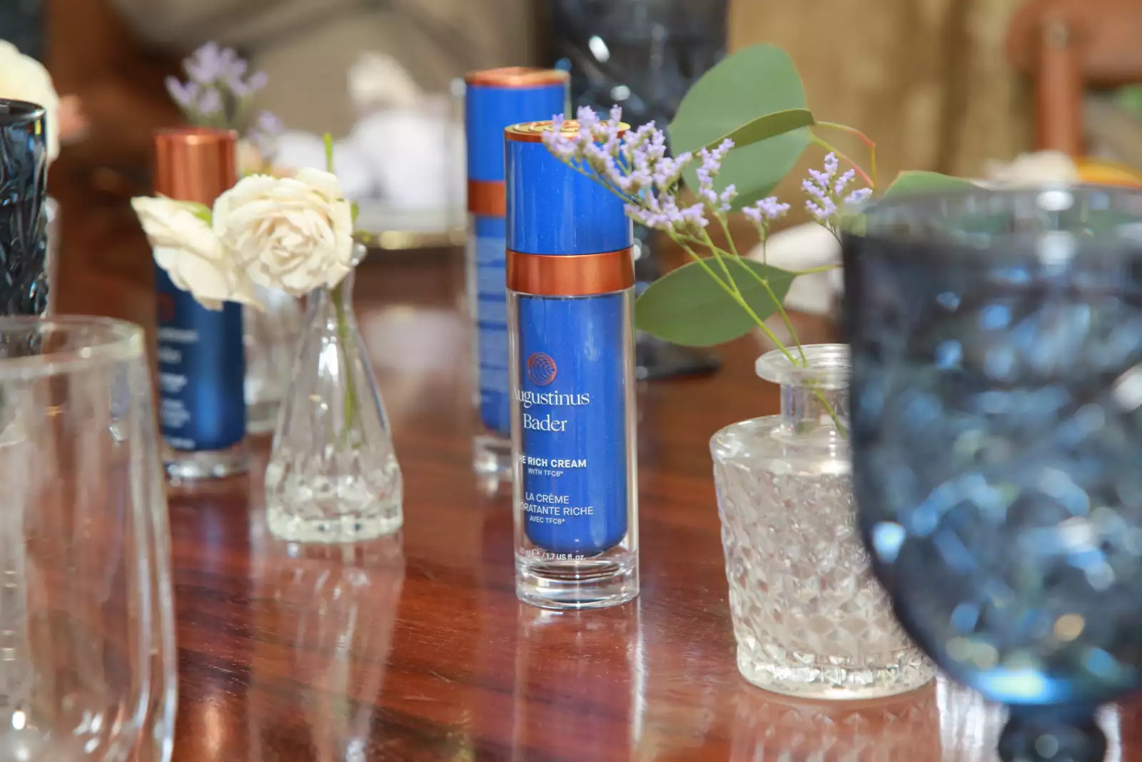 Lorena Saravia e Hidelisa Beltrán en un desayuno con Augustinus Bader