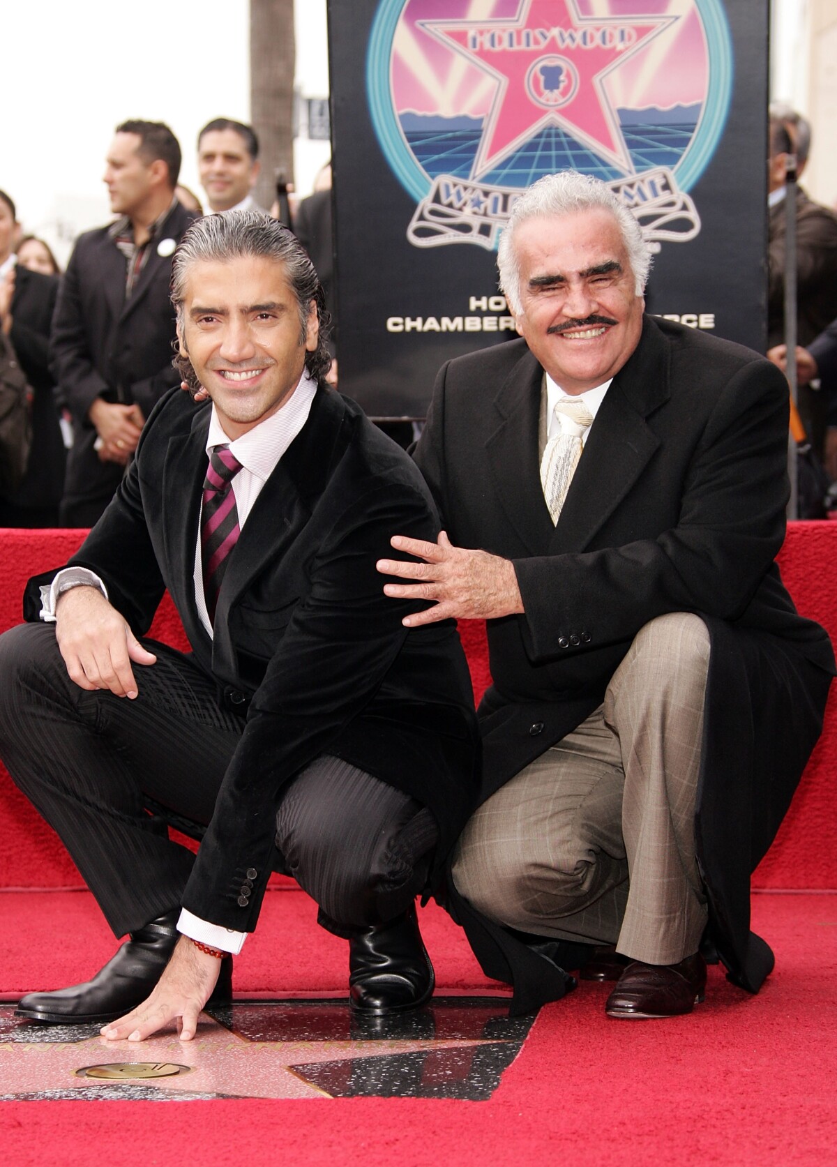 Alejandro Fernández sorprende con look similar al de su papá