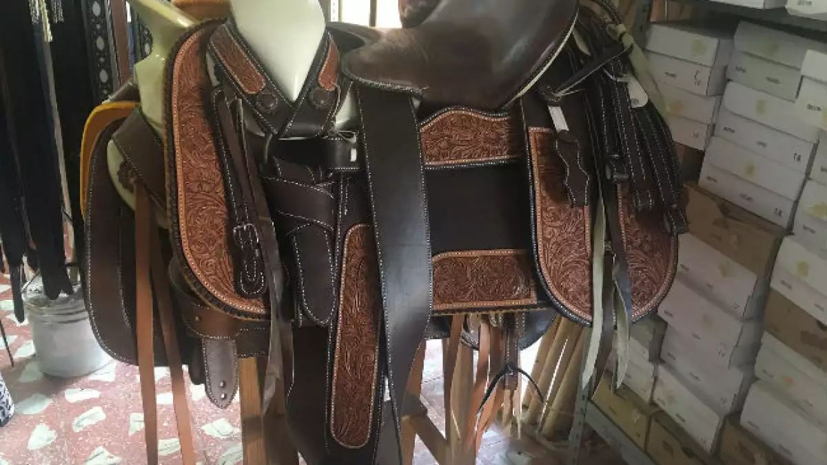 El taller de talabartería que trabaja con pieles exóticas