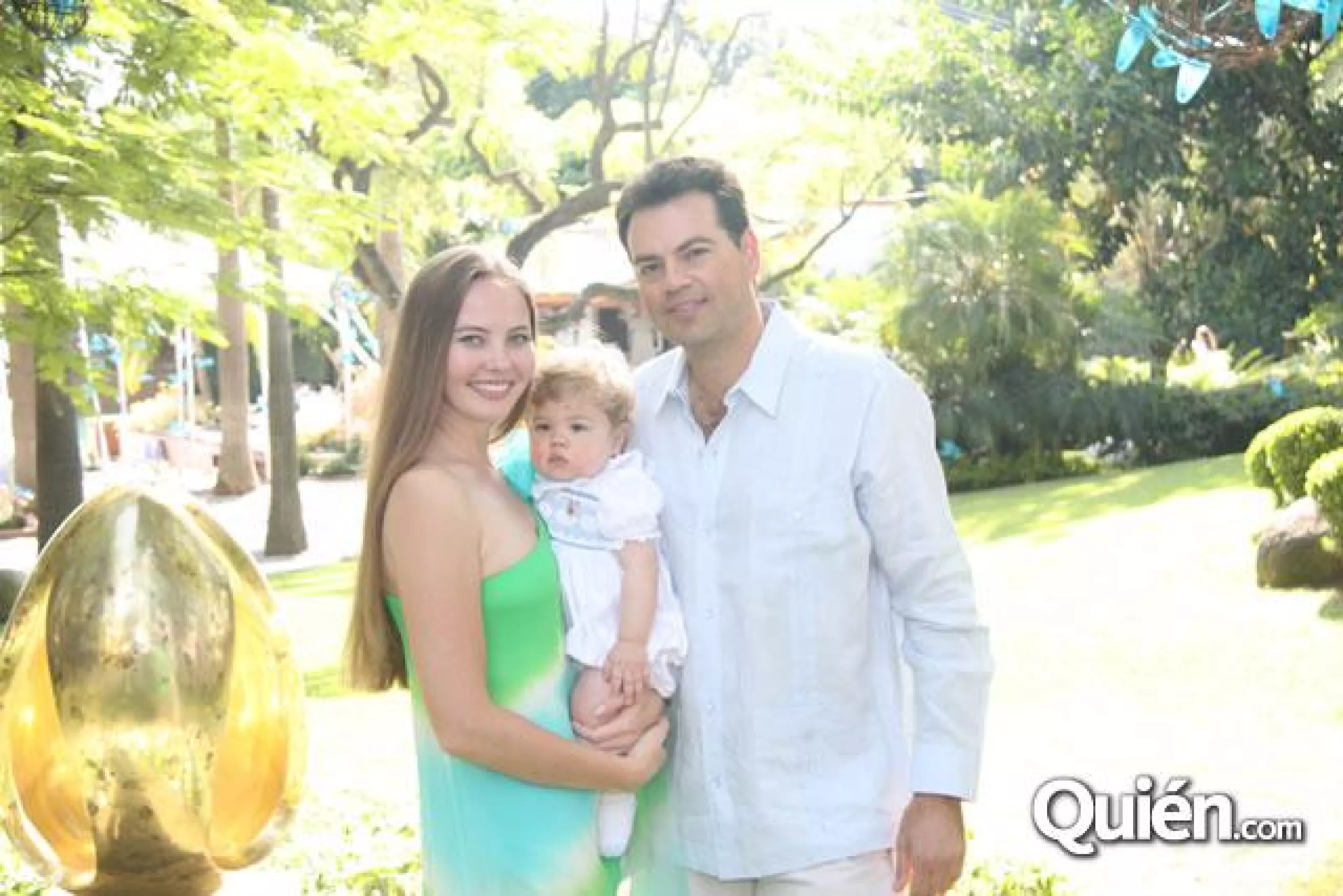 Ricardo y Alina Estrada bautizan a su hijo