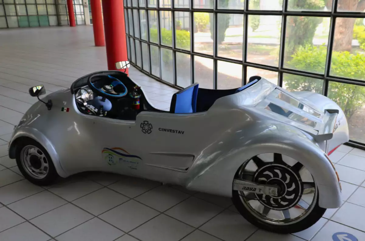 Marcelo Ebrard prueba el primer auto mexicano a base de hidrógeno del IPN