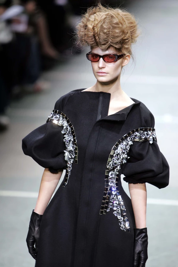 Qué es el estilo Y2K y porqué está en todos lados