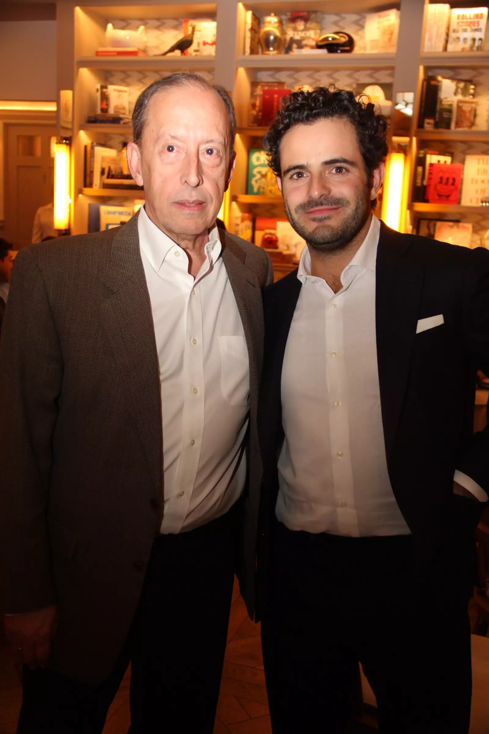 Los hermanos Cuaik cortan el listón inaugural del Negroni en Artz Pedregal