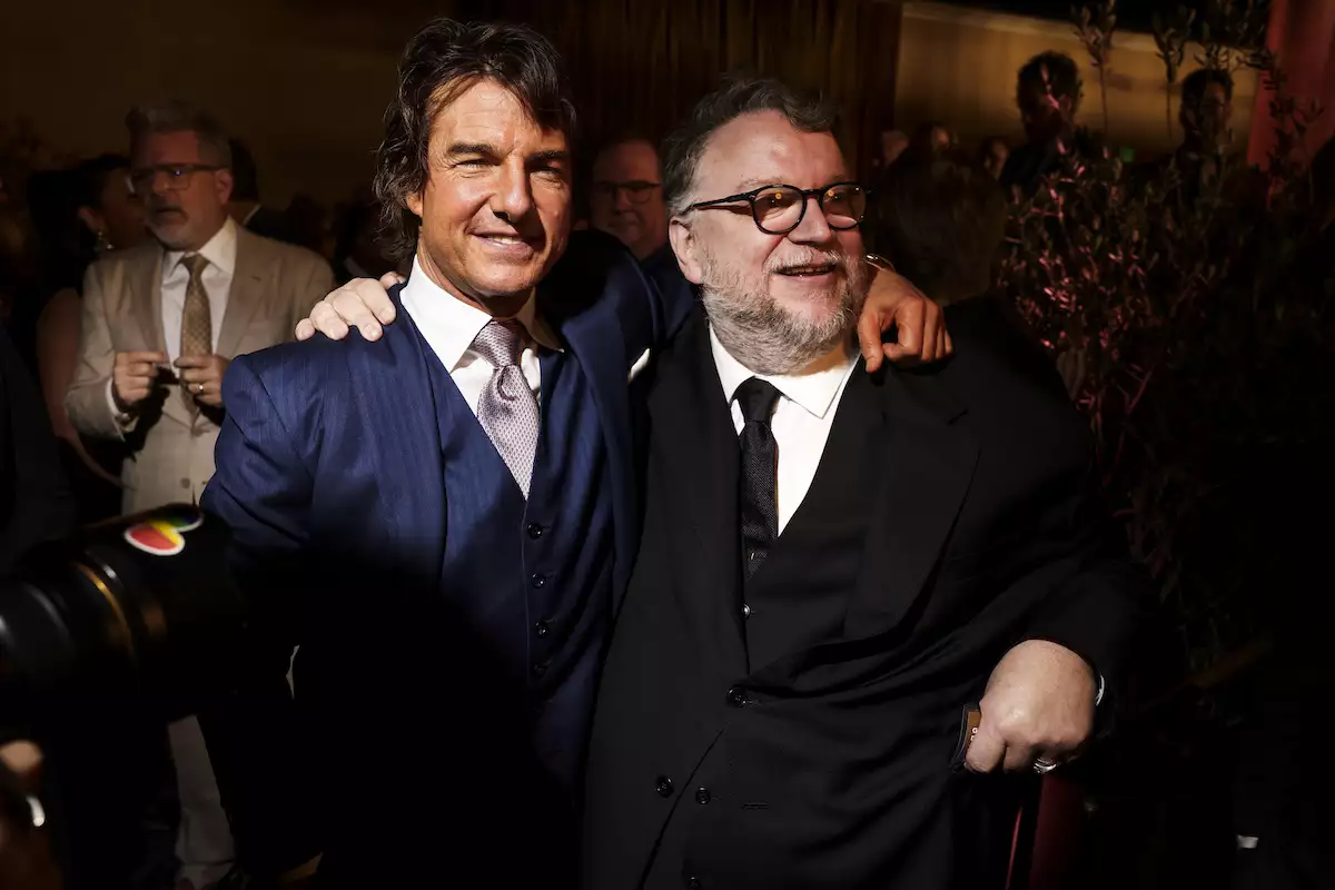 El abrazo de Guillermo del Toro y Tom Cruise que le dio la vuelta al mundo