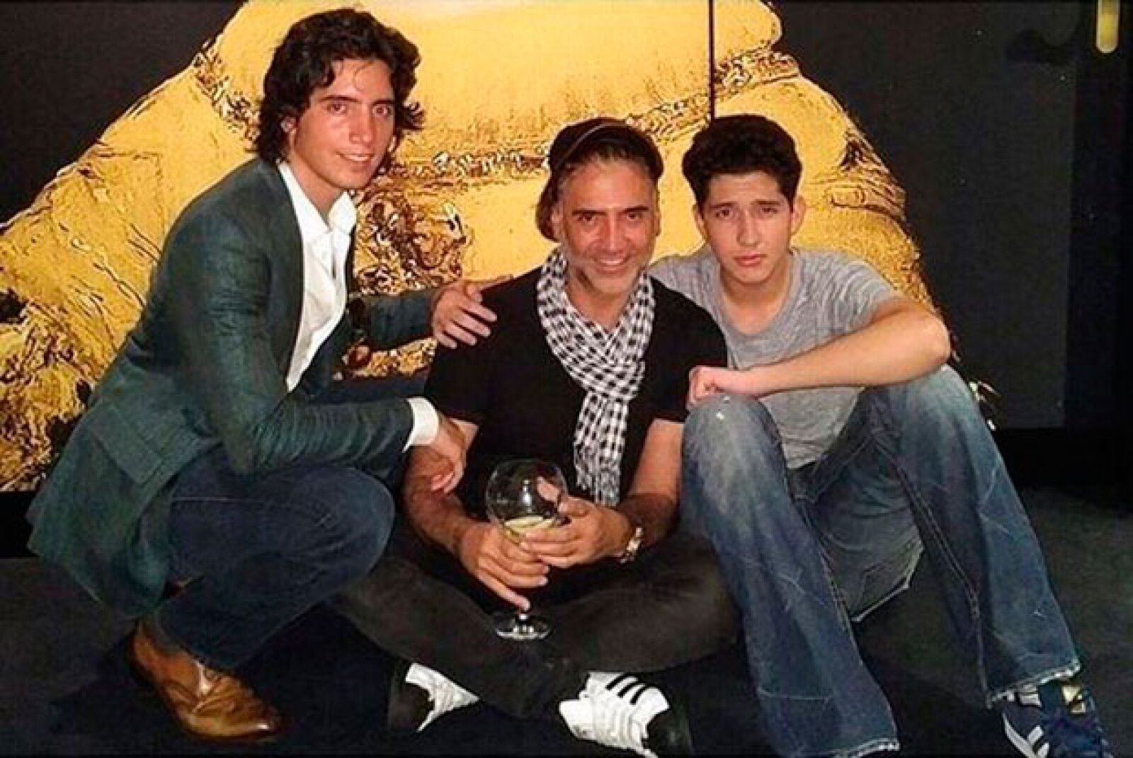 Alejandro Fernández y sus dos guapos hijos están de viaje...