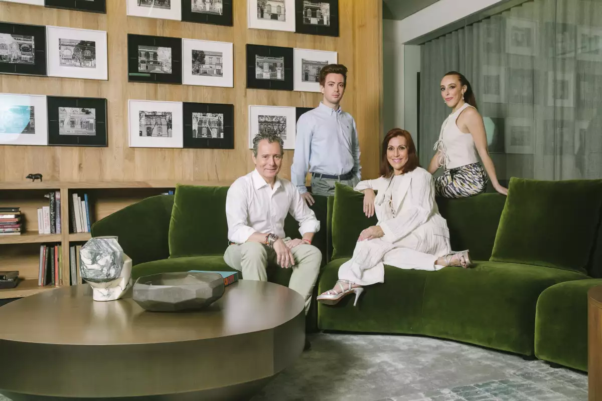 Alberto Peláez se reinventa y nos presenta a su familia