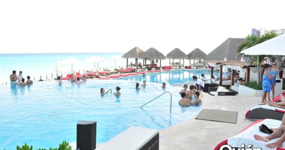 Grupos de amigos disfrutan pool party