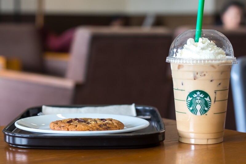 ¡Starbucks dice adiós a los popotes! Y esta es su solución