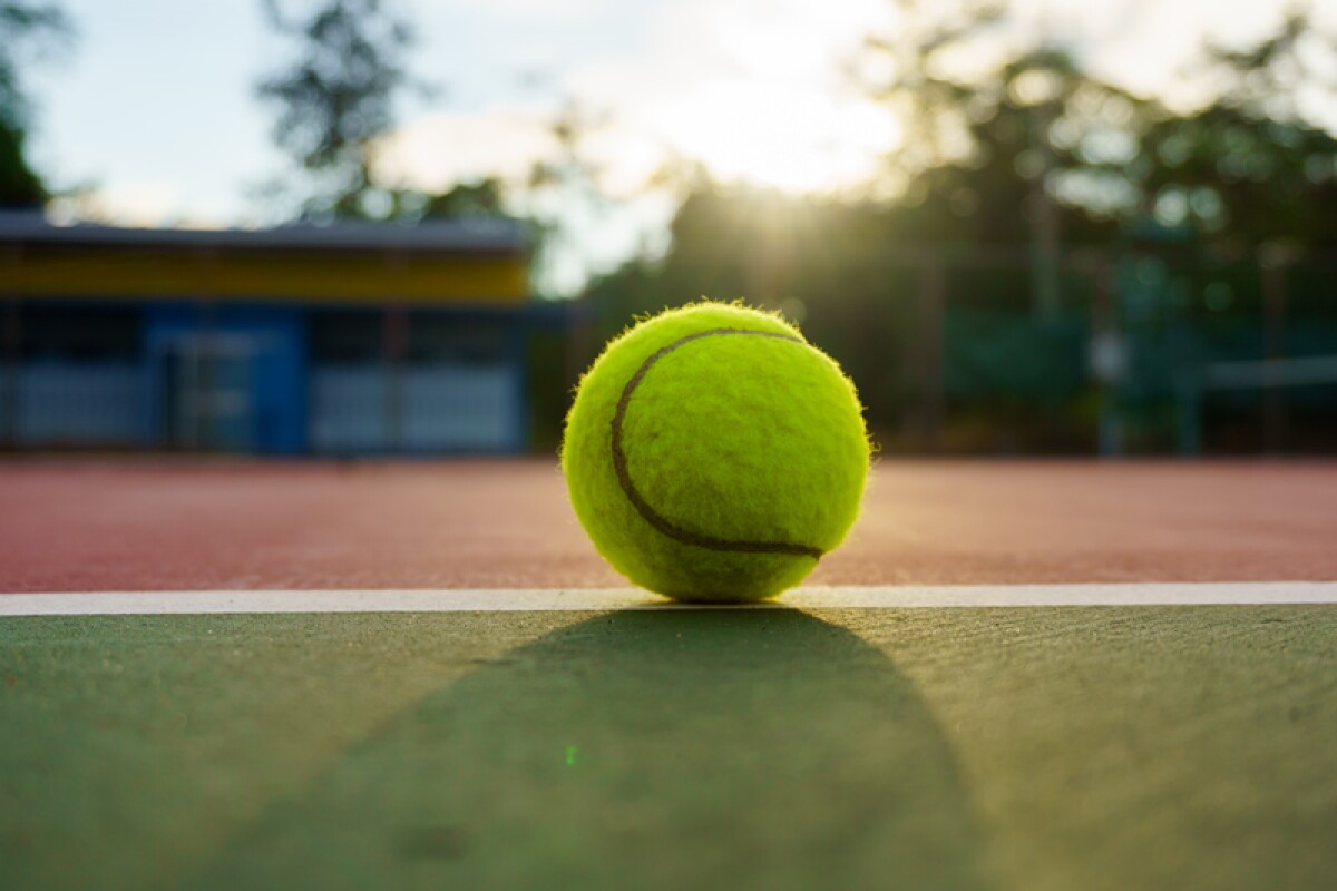 ¿Las pelotas de tenis son verdes o amarillas?