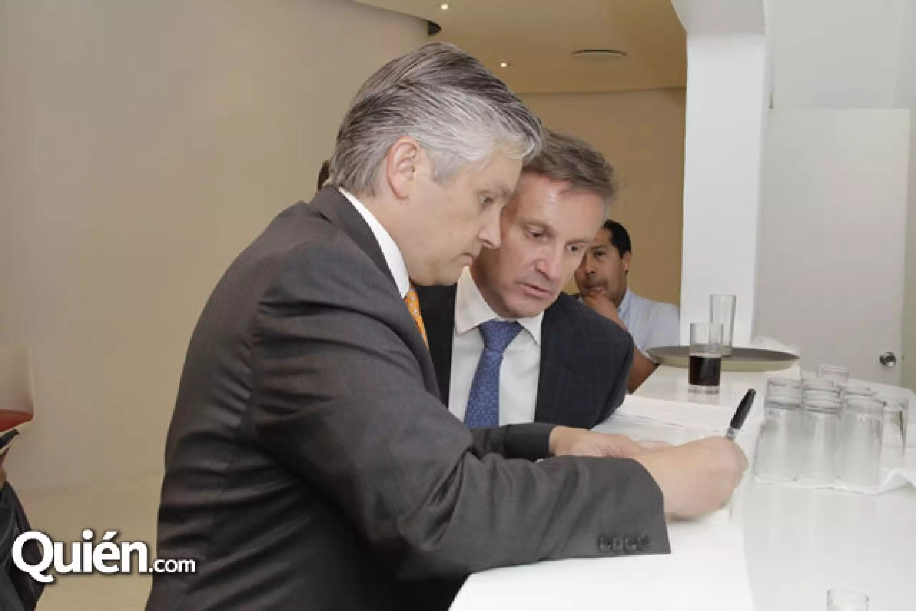 John Sutcliffe presenta libro