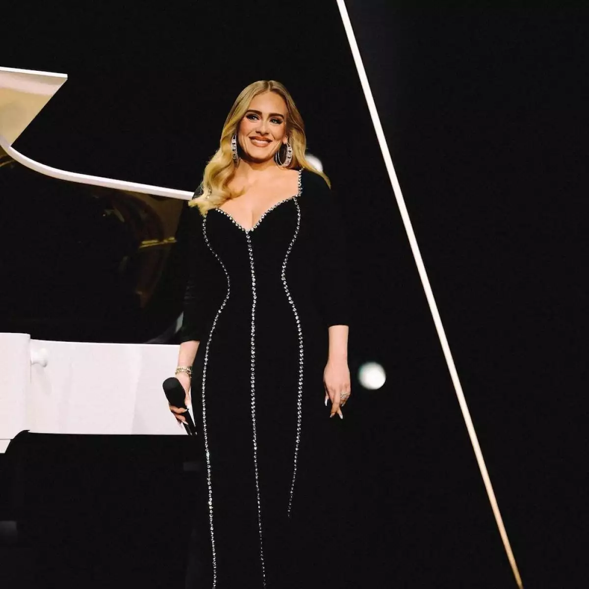 Adele se convierte en la reina de los vestidos negros. Te contamos porque