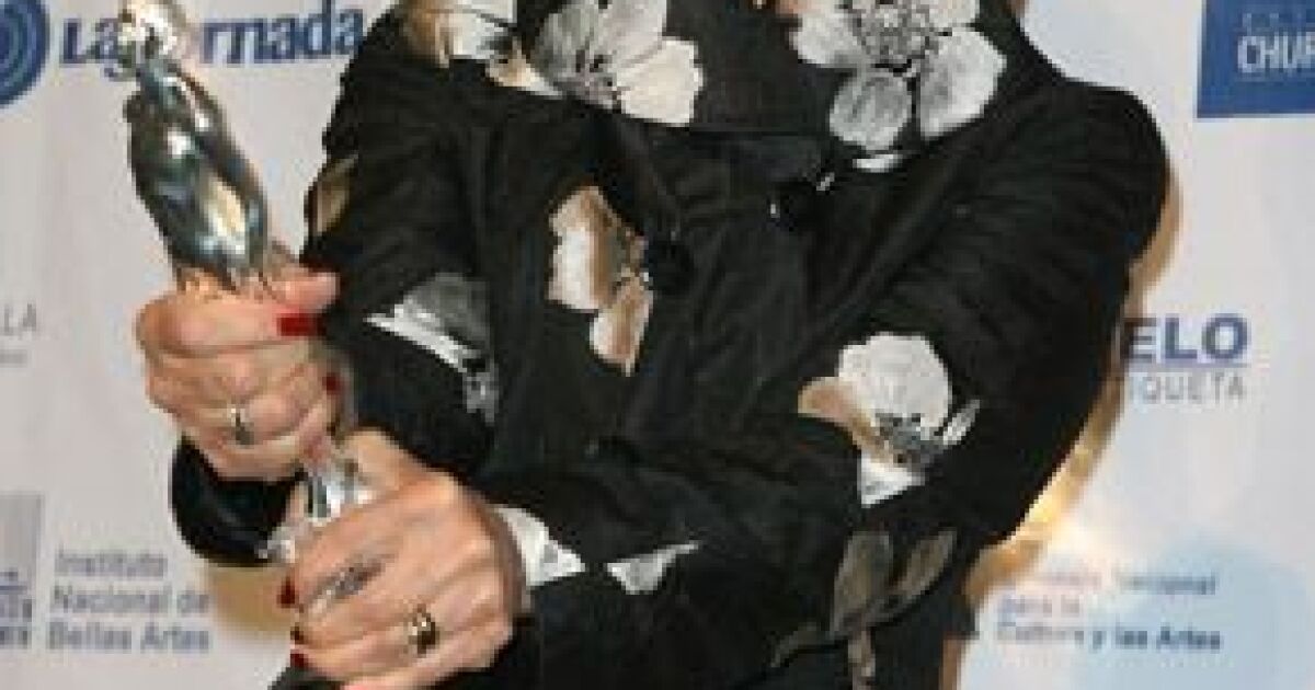 Ángeles Mastretta regala Ariel a Giménez Cacho