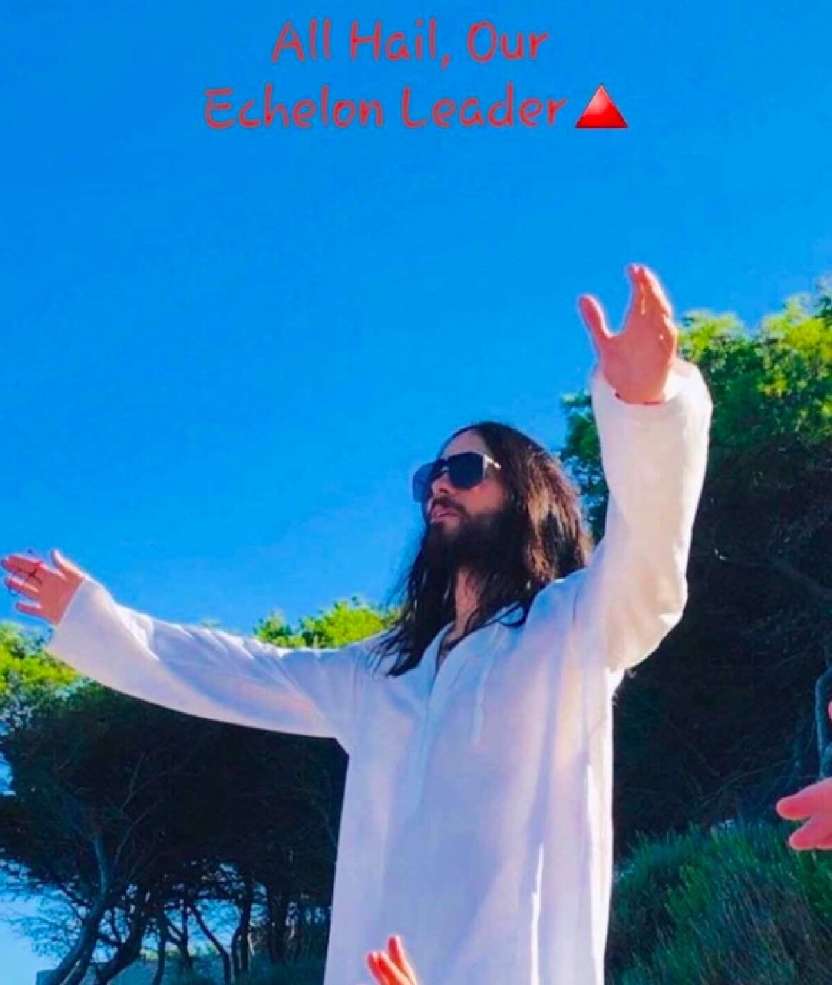 Jared Leto inicia un culto en una isla y sí, él es el profeta