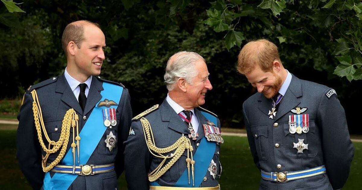 El plan del príncipe Carlos de 'cortar cabezas royals' se adelantaría