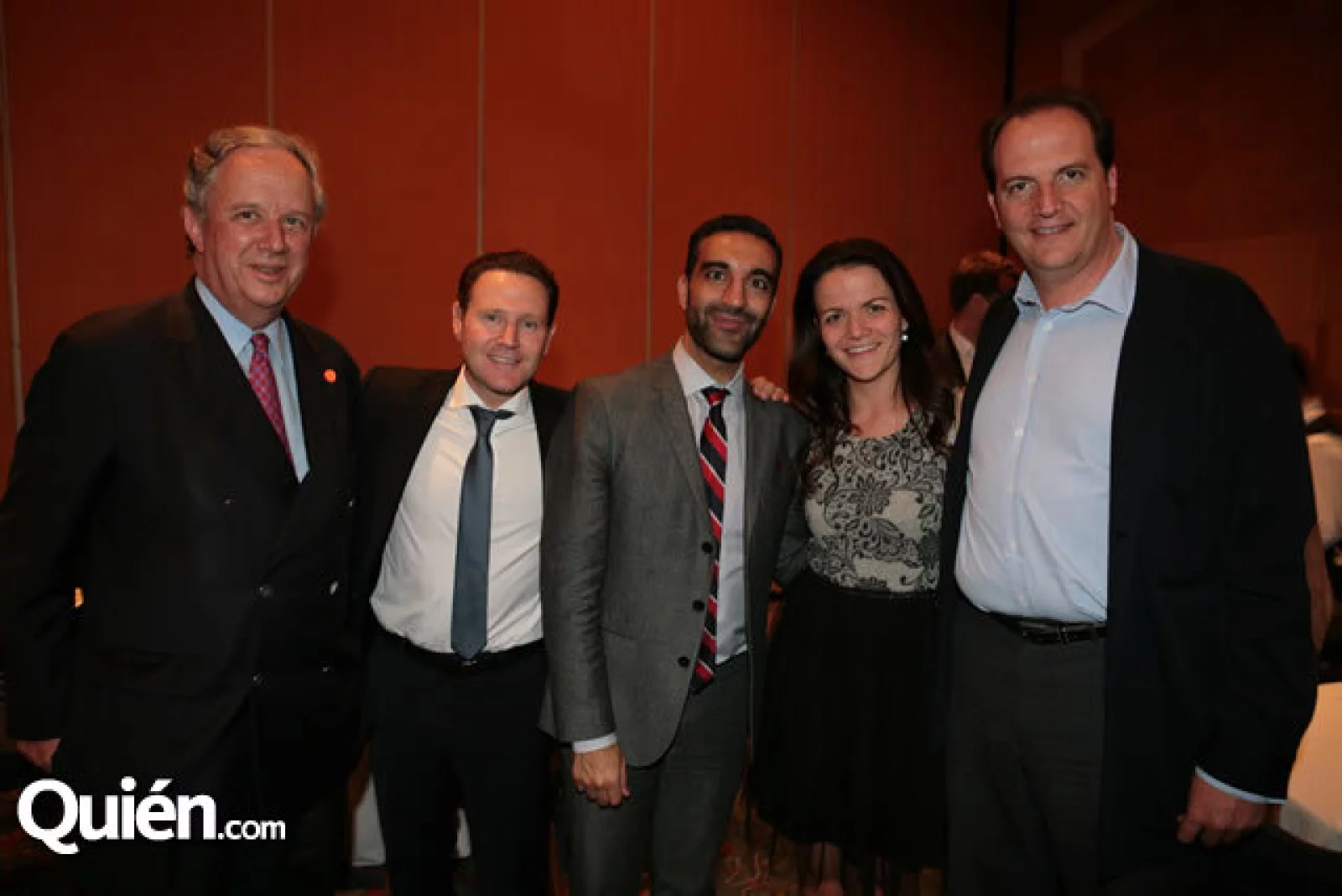 Gina Badenoch convoca a cena en la oscuridad