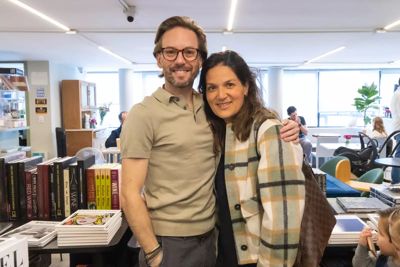 Laura Jáuregui presenta MIA, su primer libro sobre la vida a través de ...