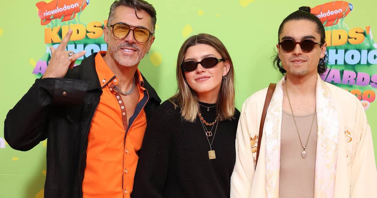 Sergio Mayer se reencuentra con su hijo Sergio y lo reciben como rockstar