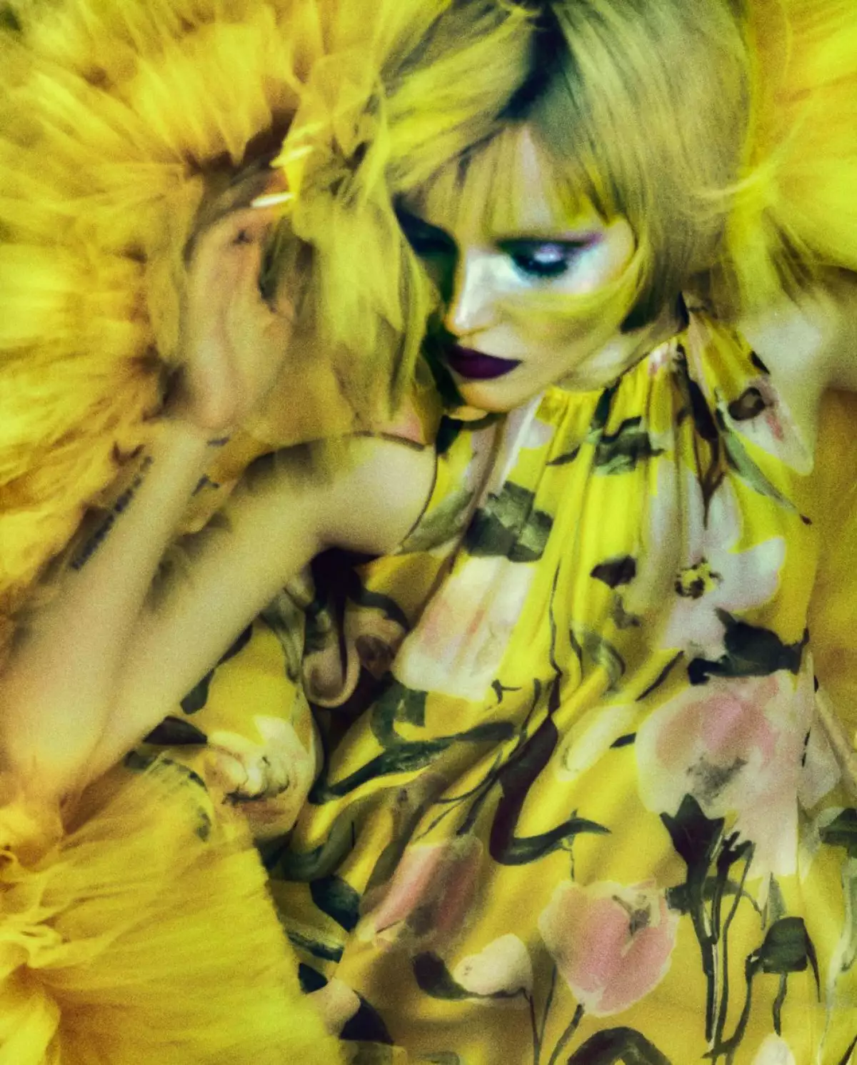 Dove Cameron luce irreconocible en la nueva campaña de Carolina Herrera