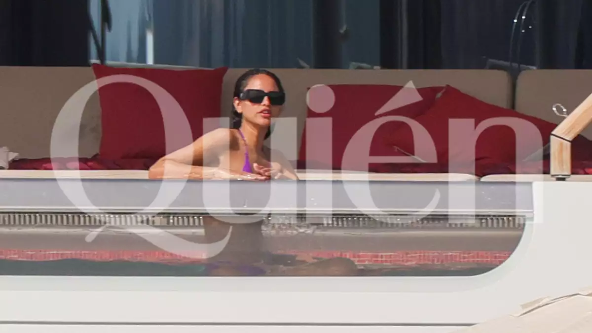 Captan a Eiza González y Lewis Hamilton en un yate en Ibiza