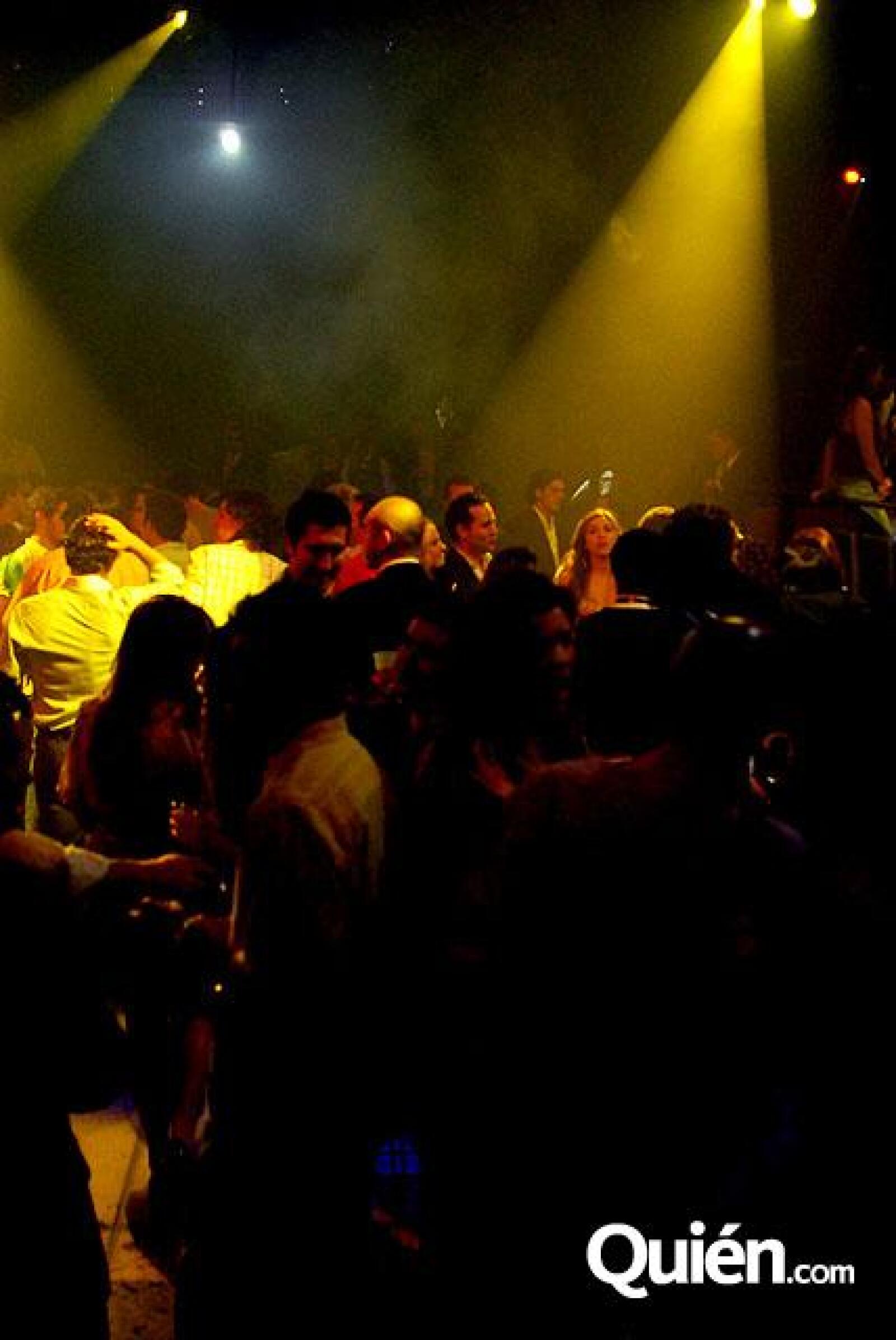 Alex Nones sale de antro al Ragga