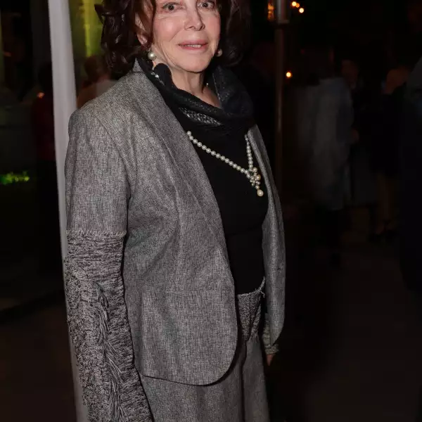 Gaby Vargas presenta su libro "Exhala" acompañada por grandes amigos