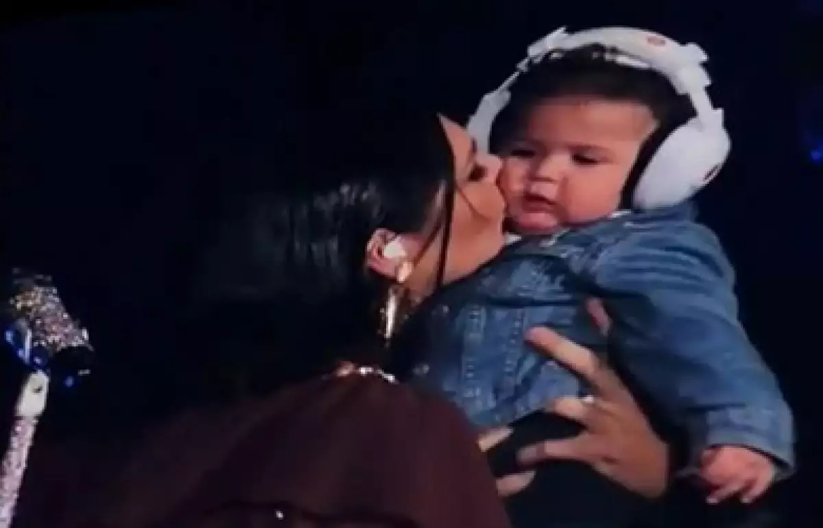 Yuridia presenta a su hijo en su concierto en el Auditorio Nacional