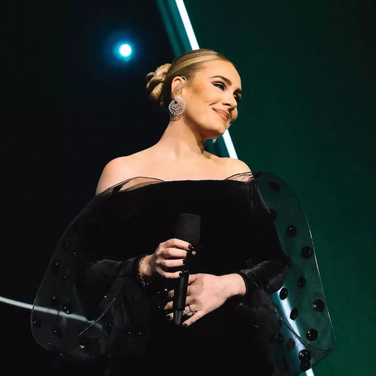 Adele se convierte en la reina de los vestidos negros. Te contamos porque