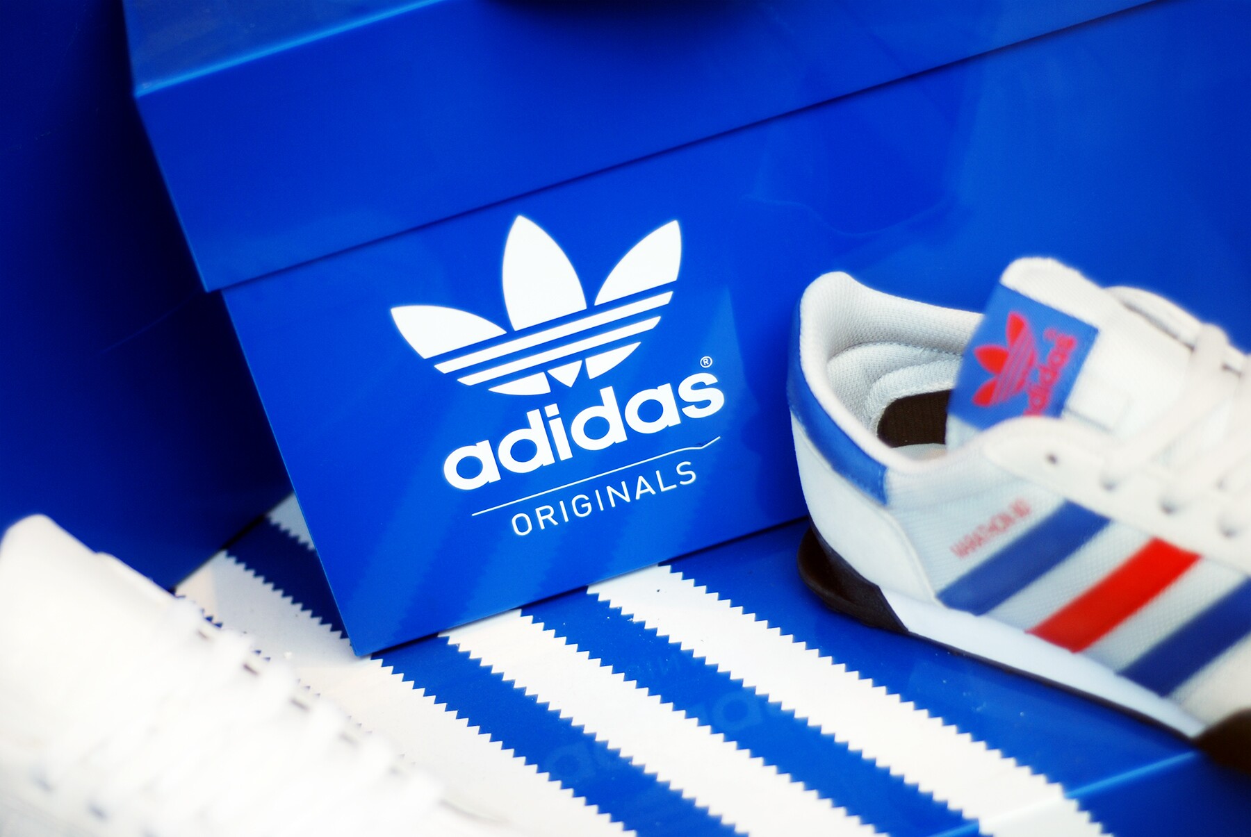 Adidas y Puma protestan contra Facebook pausando su publicidad