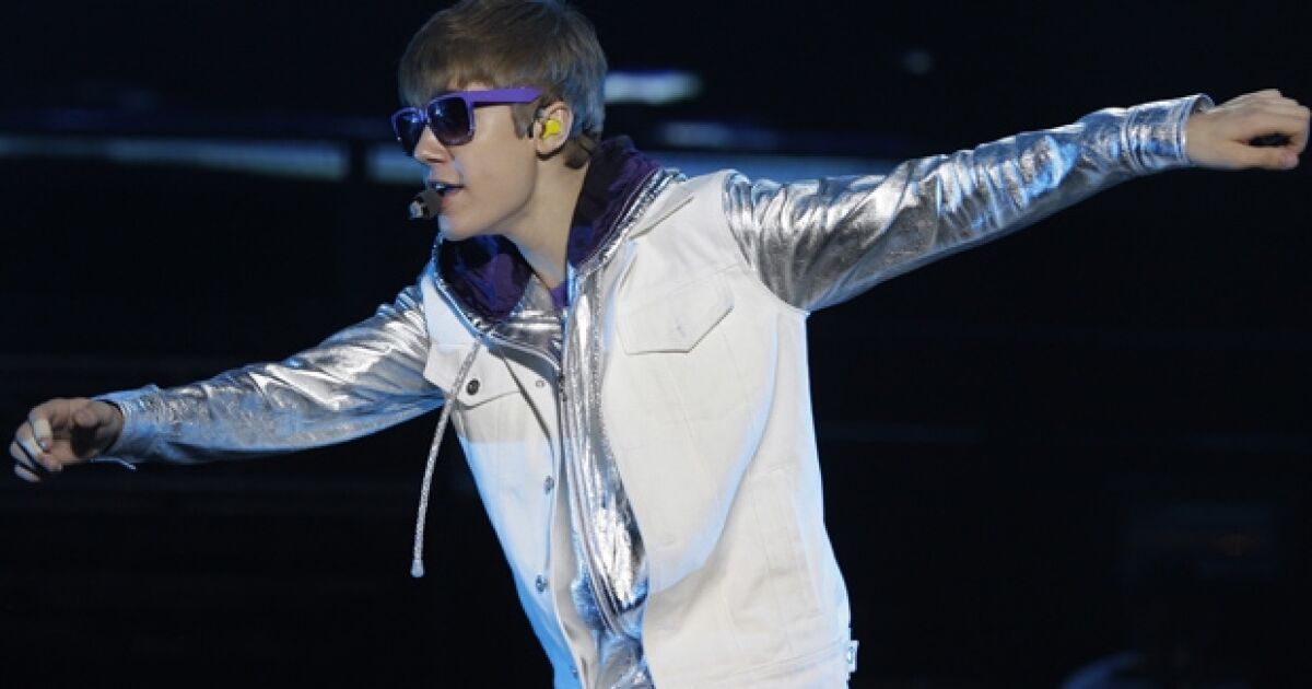 Justin presume su cuarto de hotel