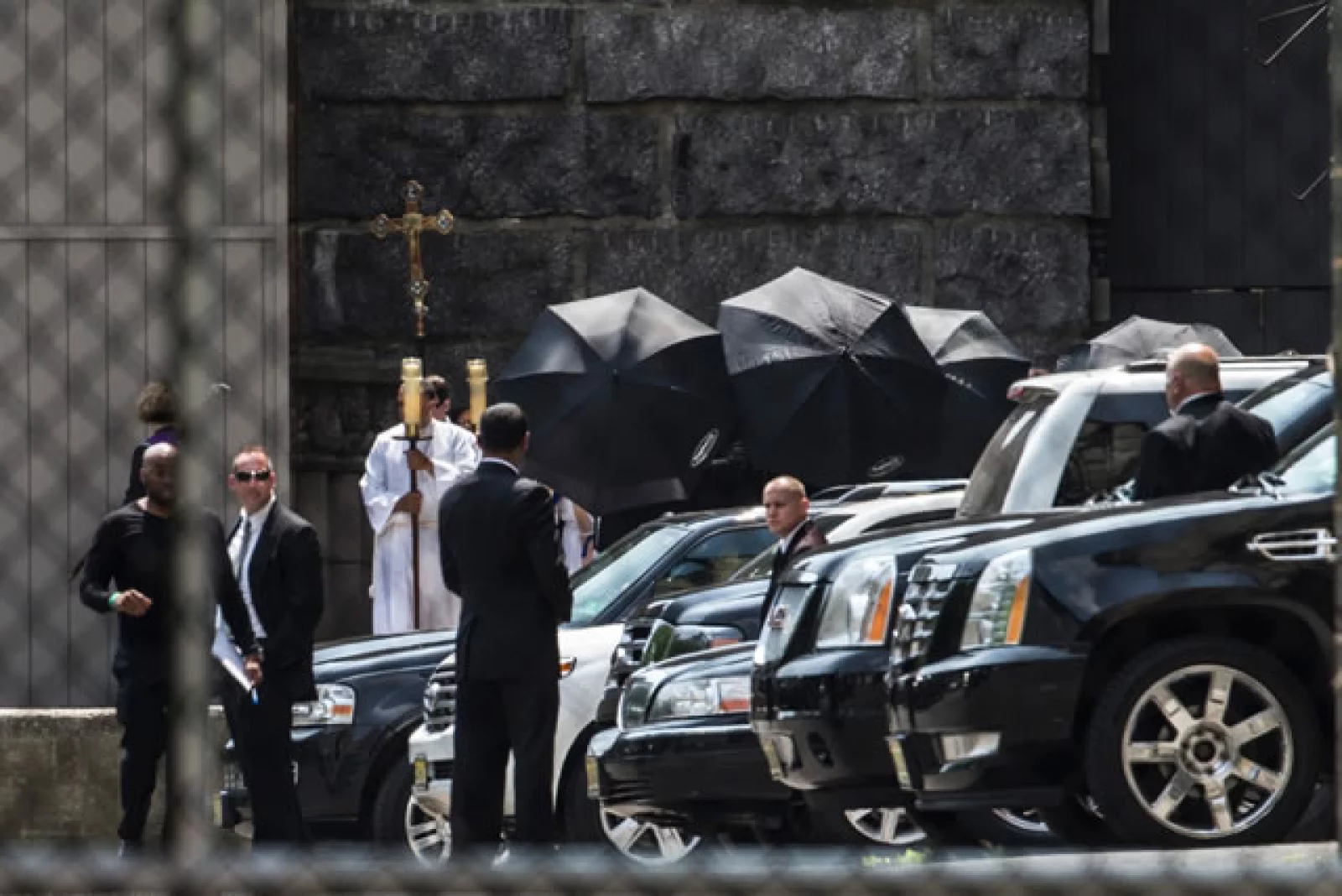 Elenco de `Los Sopranos´ asiste a funeral de James Gandol...
