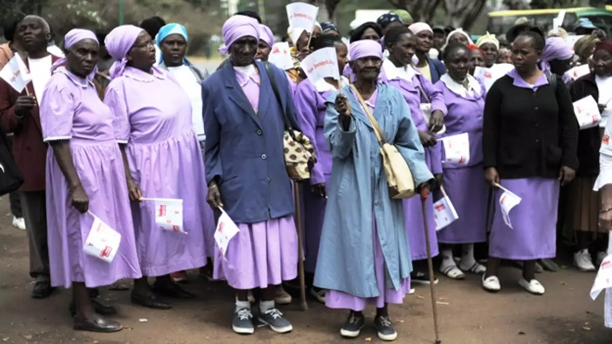 Un polígamo de Kenia que tuvo 100 esposas y 160 hijos muere a los 90 años