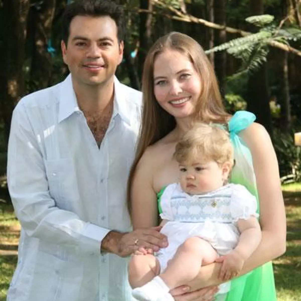 Ricardo y Alina Estrada bautizan a su hijo