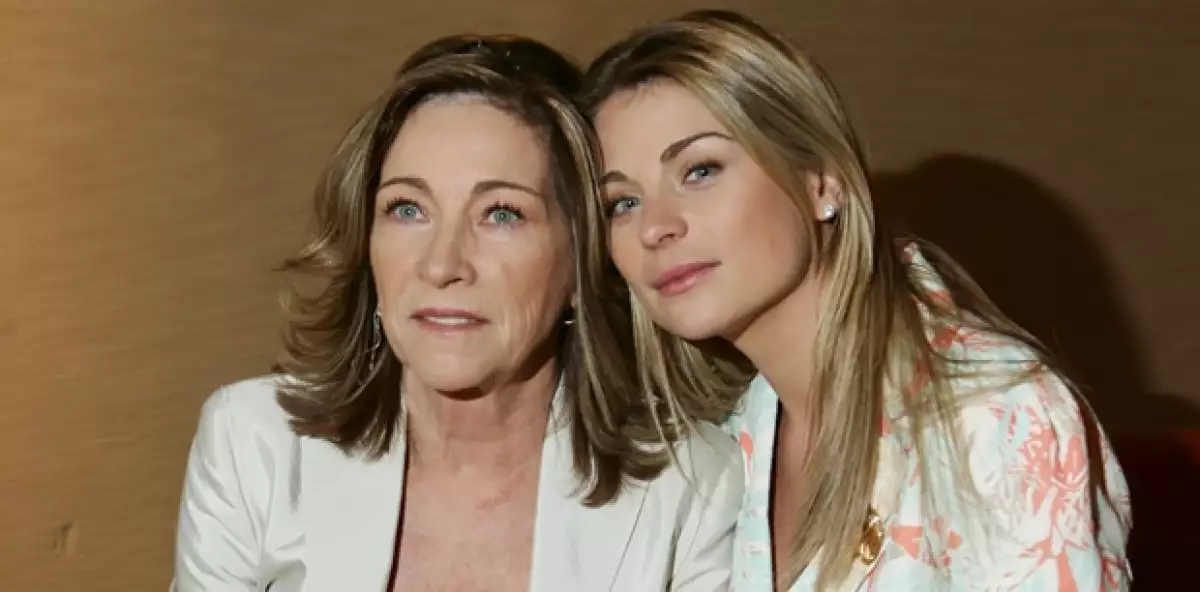 ¡Son idénticas! Dominika Paleta recuerda a su mamá en aniversario de su ...