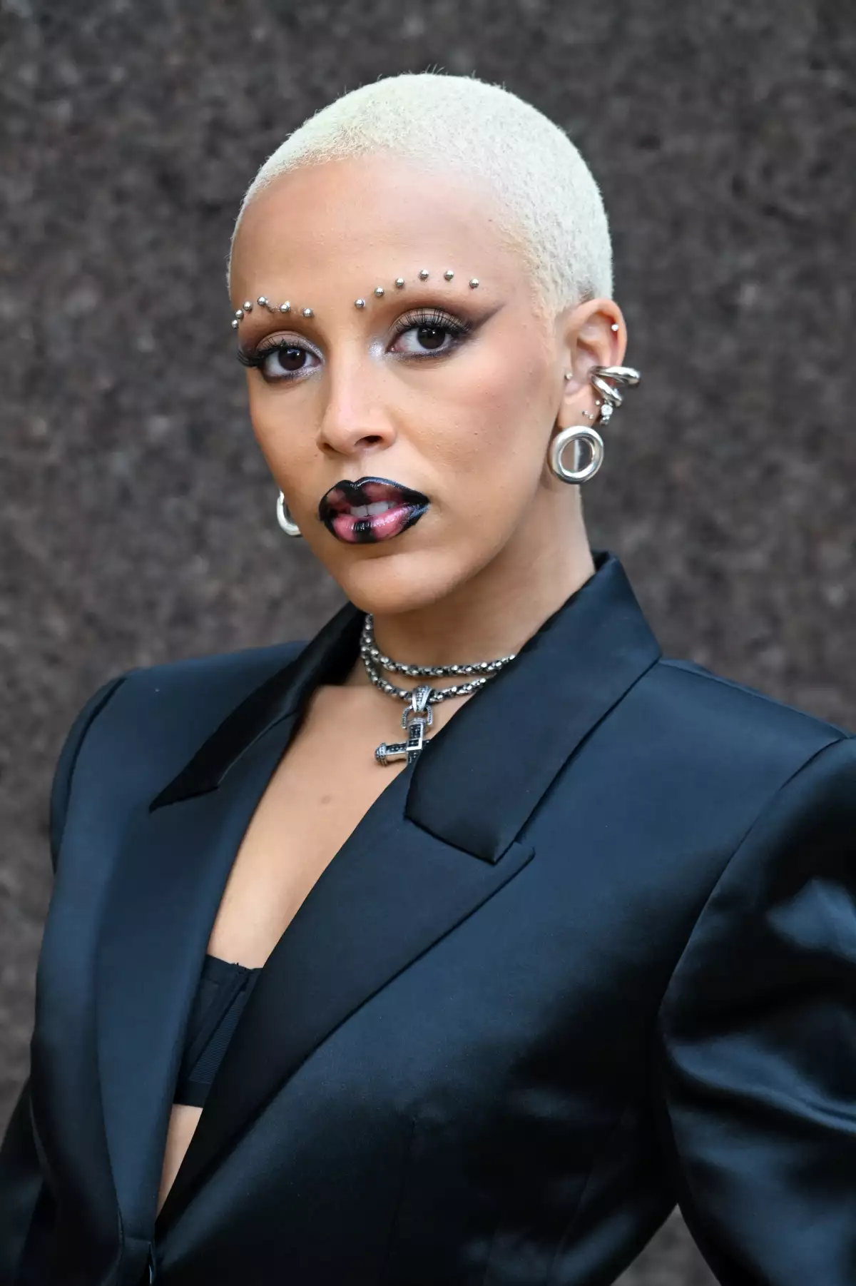 Doja Cat sorprende con sus exóticos beauty looks en Fashion Week París