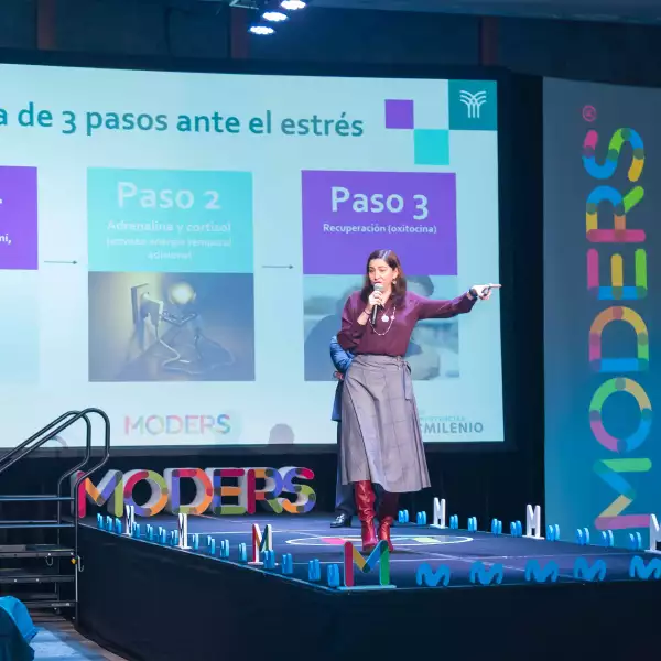 Claudia Ruiz Massieu y Valentina Ortiz Monasterio en el foto Moders