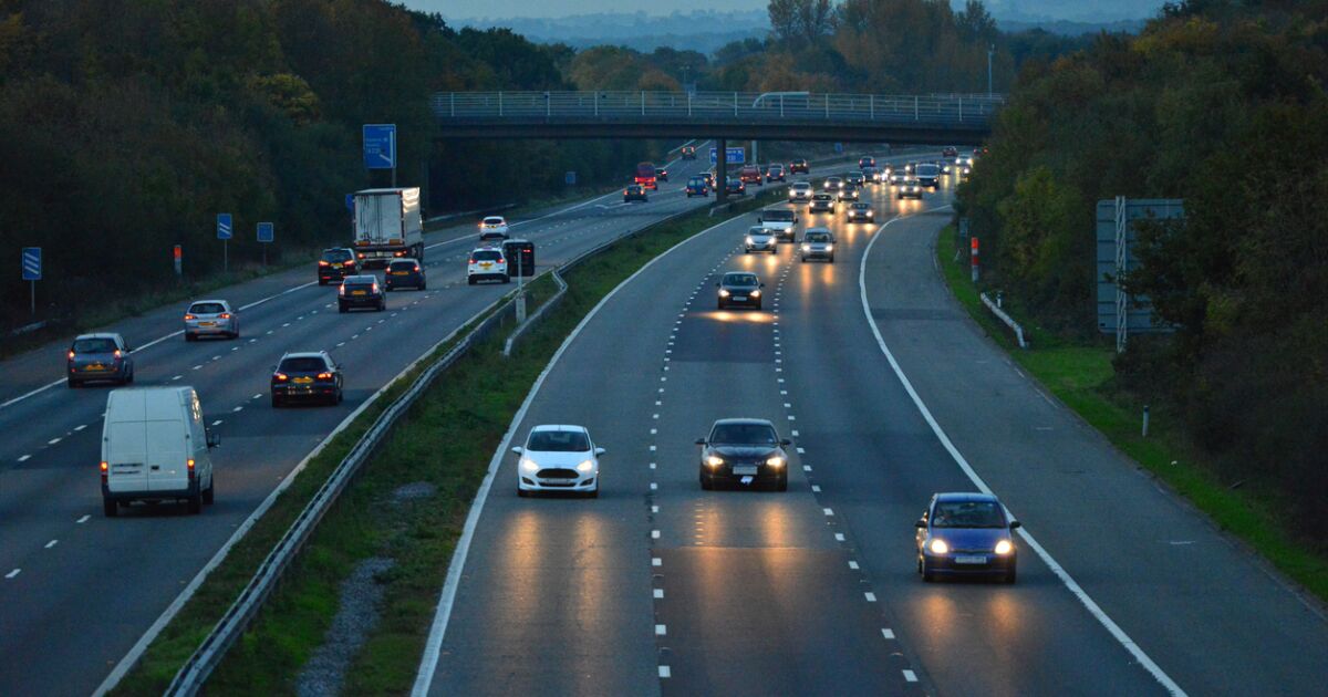 ¿Te pueden multar por manejar con las luces apagadas?