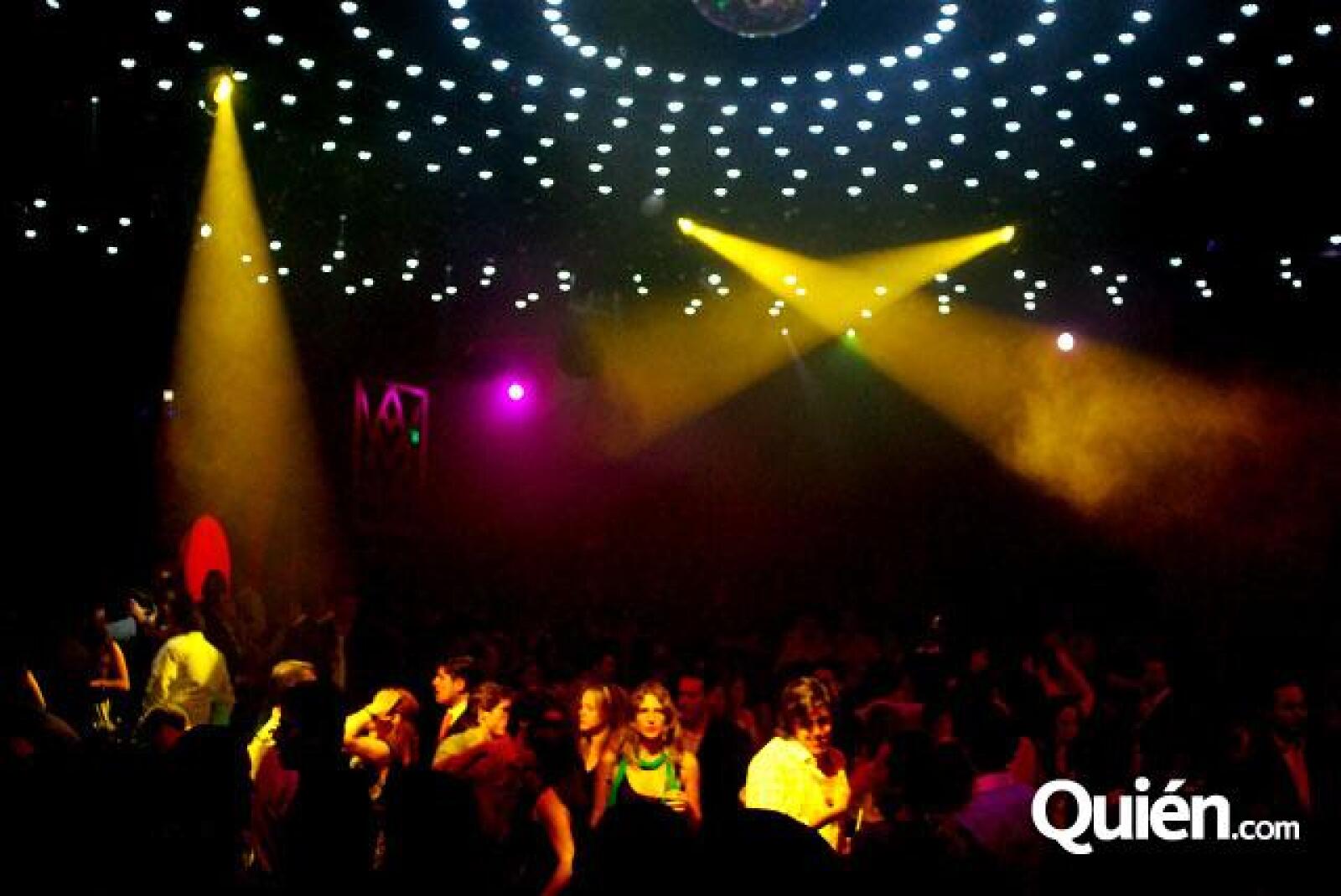 Alex Nones sale de antro al Ragga