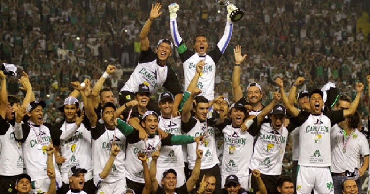 León celebra el ascenso de su equipo a Primera División