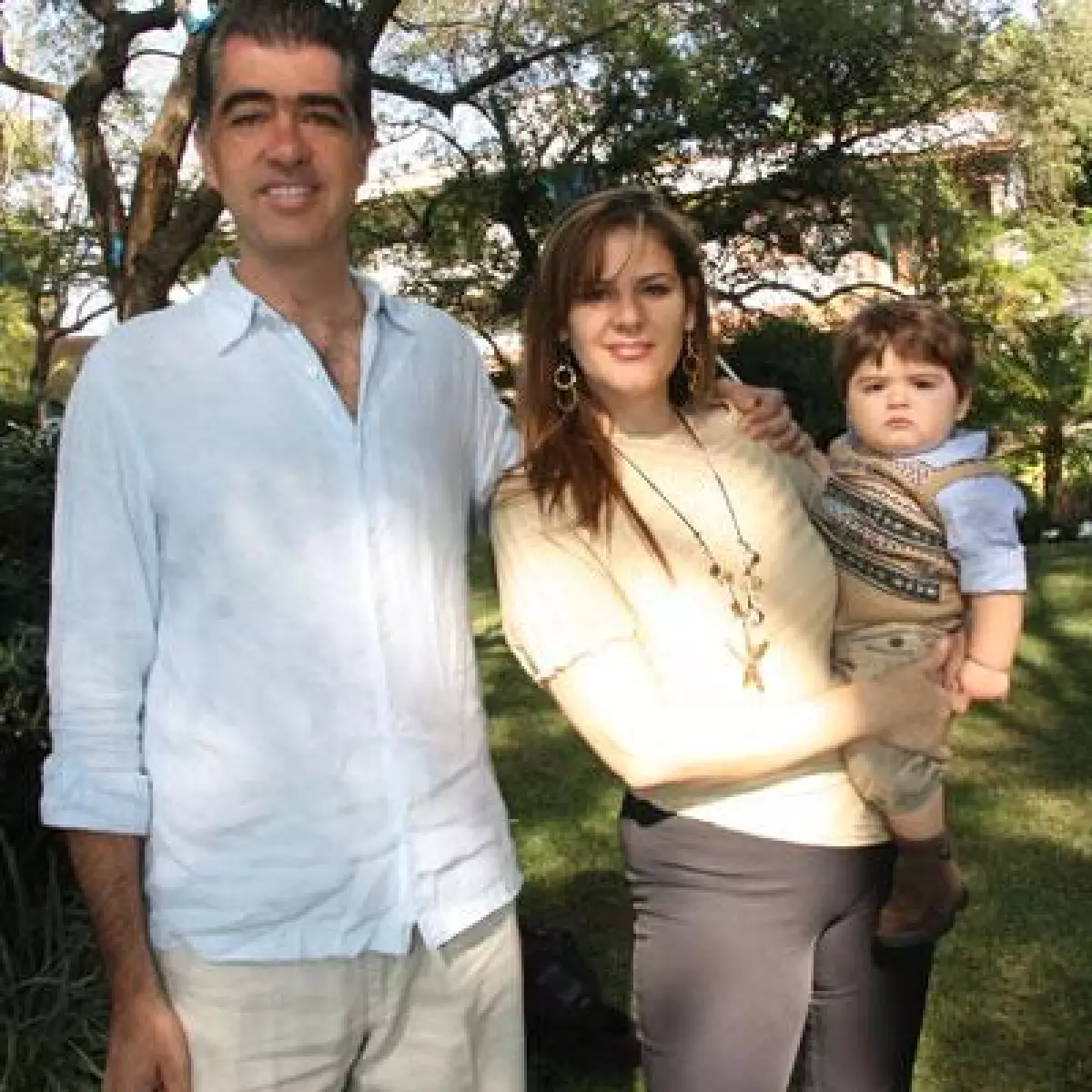 Ricardo y Alina Estrada bautizan a su hijo
