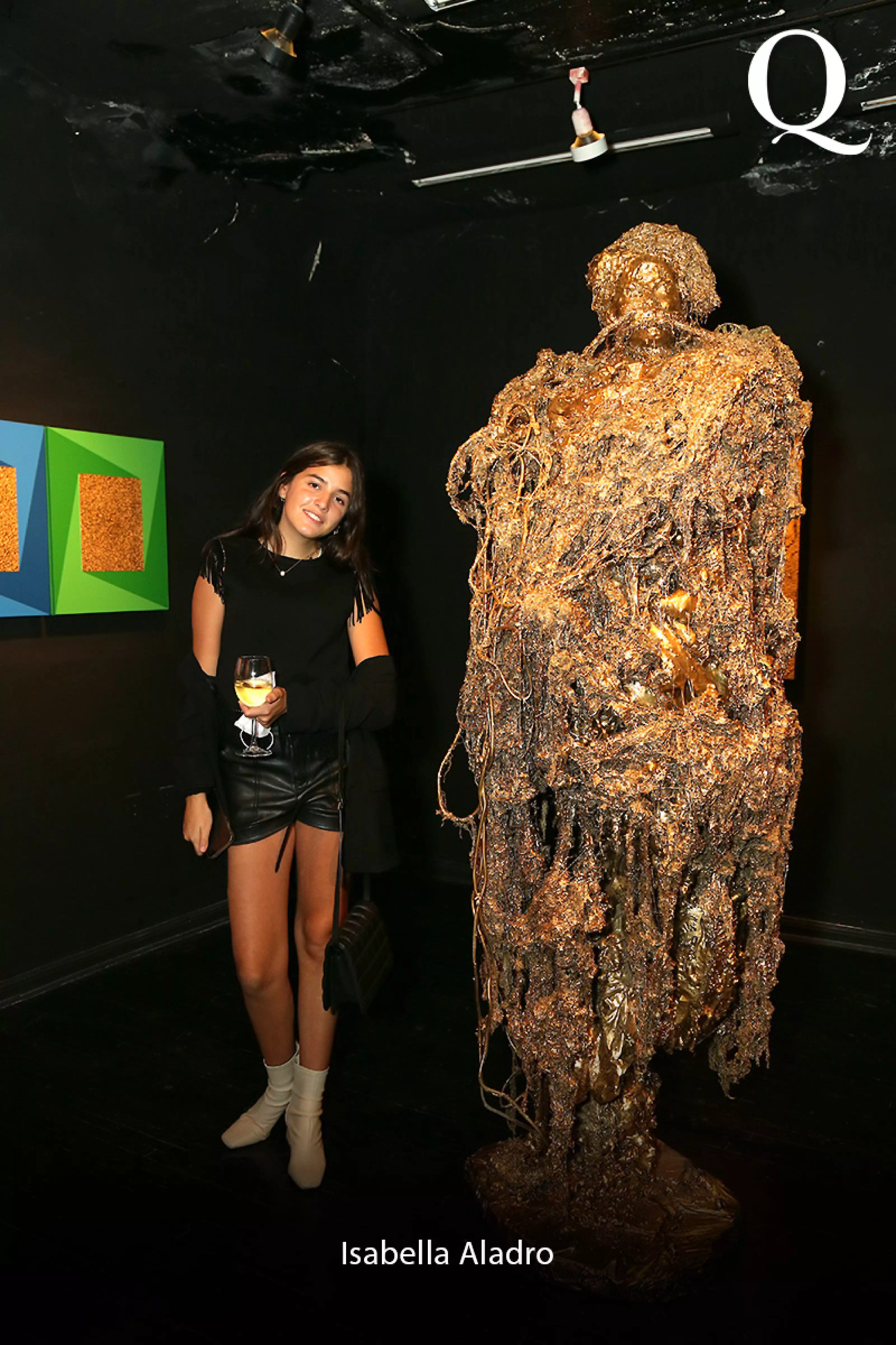 Liliana Sada en la exposición de arte de Héctor Bitar