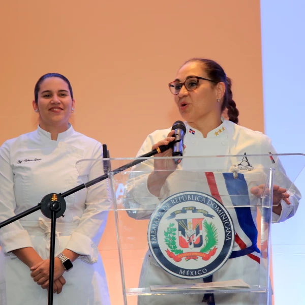María Isabel Castillo Báez y Susana Palazuelos en una cena dominicana