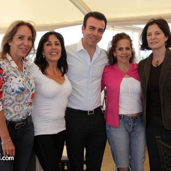 Alejandro Ramírez, Emiliano Salinas y Ludwika en el brunc...