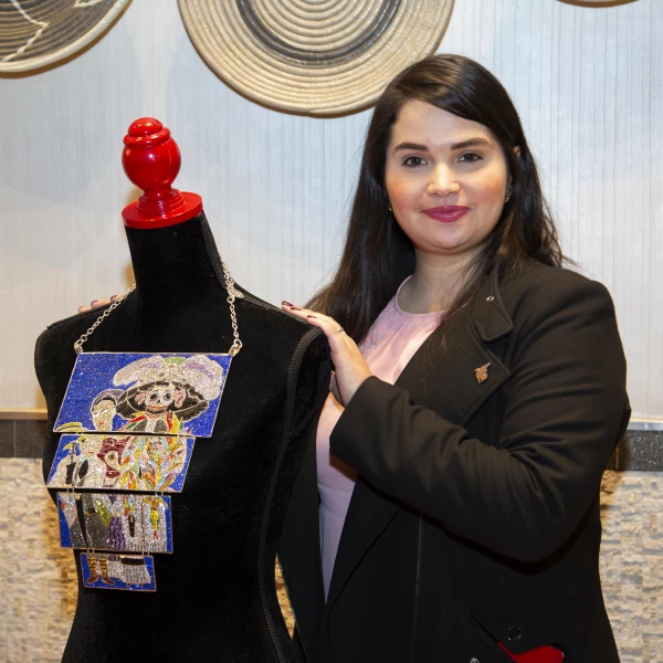 Delia González presenta sus piezas en una exhibición en JW Marriott de ...