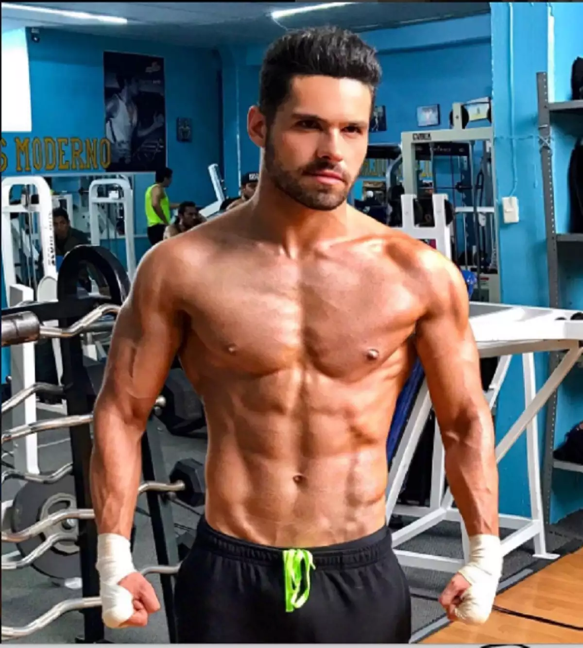 El musculoso cuerpo de Eleazar Gomez despierta polemica entre sus fans